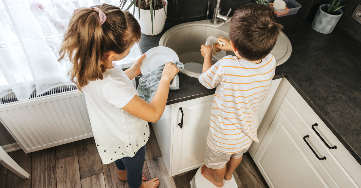 Warum es Kindern (und Jugendlichen) guttut im Haushalt zu helfen